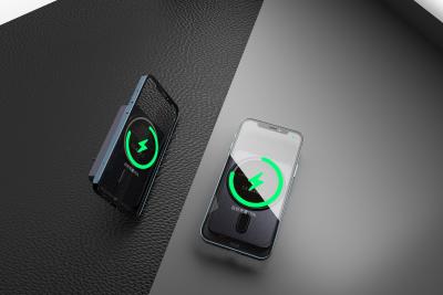 Cina 5000mAh Power Bank Caricabatterie magnetiche Leggera Power Bank magnetica in vendita