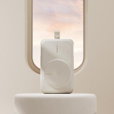 China Magnetische adsorptie-krachtbank 10000 MAH 5W 7.5W Li-polymer brandwerende laadtechnologie Te koop