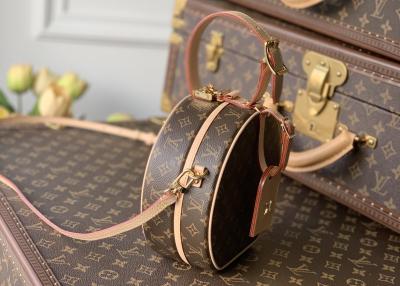 Chine Les dames garnissent en cuir la croix circulaire de serrure de poussée de 7.5cm - sac mortuaire avec l'ornement mental à vendre