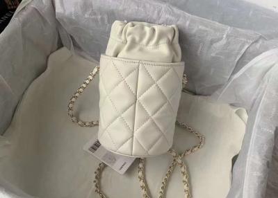 Cina Borsa di lusso del secchio della pelle di montone 18cm delle donne con la decorazione delle catene in vendita