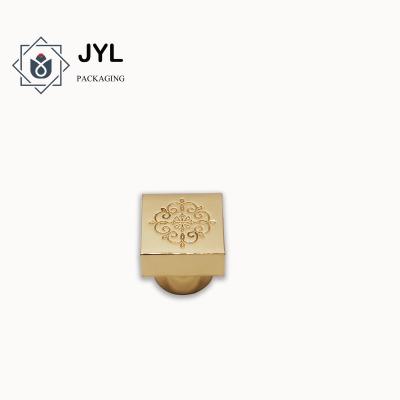 Cina L'oro profuma il tappo di bottiglia Logo Engraved Luxury Cosmetics Packing del quadrato di Zamac in vendita