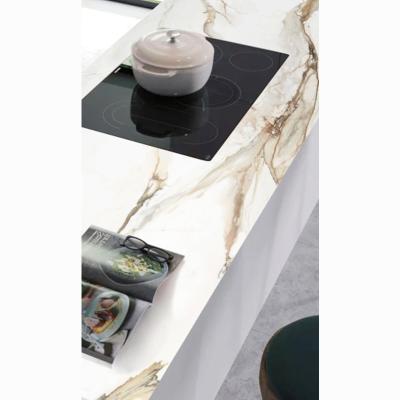 Cina Luxurious Golden Elegance Pietra sinterizzata Piastrella per rivestimenti murali resistente all'usura in vendita