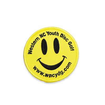 Cina 100% ha ricamato Logo Cerotti Smiley Face Iron su ordinazione sui cappelli dei rivestimenti della toppa in vendita