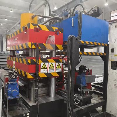 China Máquina de moldagem de bandeja de cabo de perfil personalizado com modo de operação totalmente automático e potência do motor de 2 * 45kw à venda