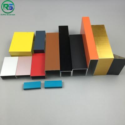 Cina alluminio dell'interno lineare del metallo del controsoffitto della striscia falsa di 0.7mm che sviluppa materiale decorativo in vendita
