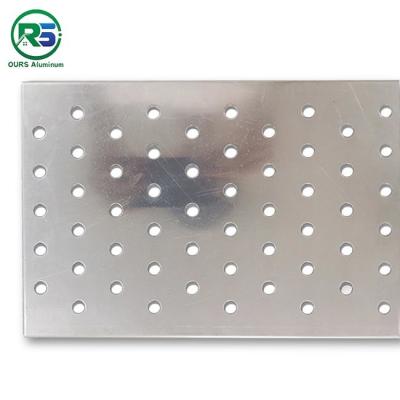 Cina I pannelli di parete di alluminio bianchi perforati di 3.0mm perforano i fori 1800*6000mm in vendita