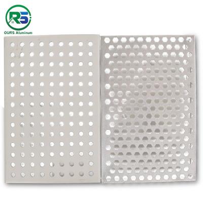 Cina I pannelli di parete di alluminio bianchi perforati di 3.0mm perforano i fori 1800*6000mm in vendita