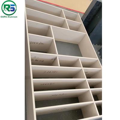 Cina Modern Aluminum Cabinet with Fluorocarbon Spraying And Black Aluminum Cabinet System in vendita