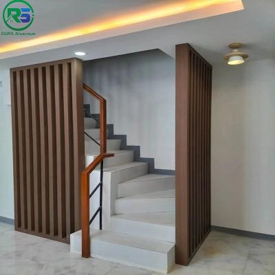 中国 Decorative Multicolor Aluminium Strip Ceiling Tile Fireproof 1.2mm 販売のため