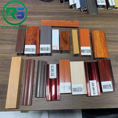 中国 Decorative Multicolor Aluminium Strip Ceiling Tile Fireproof 1.2mm 販売のため