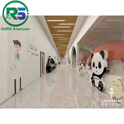 China Environmental Friendly Linear Suspended Metal Ceiling 0.9mm White Aluminum Ceiling zu verkaufen