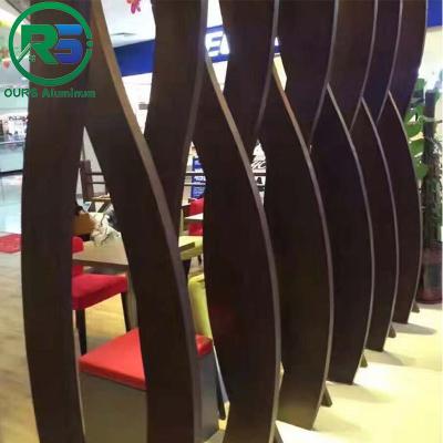 Cina Coating Linear Suspended Metal Ceiling Wooden Colour Aluminium Baffle Ceiling in vendita