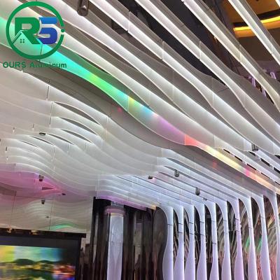 Cina Coating Linear Suspended Metal Ceiling Wooden Colour Aluminium Baffle Ceiling in vendita
