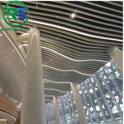 Cina Coating Linear Suspended Metal Ceiling Wooden Colour Aluminium Baffle Ceiling in vendita