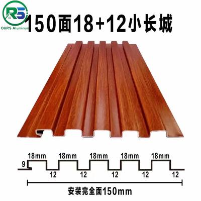 China Tecto de metal suspenso linear e ecológico de 0,9 mm Tecto de alumínio branco à venda