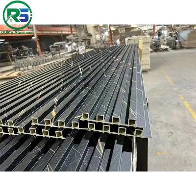 China Milieuvriendelijk lineair metalen plafond met 0,9 mm wit aluminium plafond Te koop
