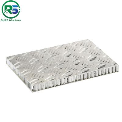 Cina 10mm Aluminum Honeycomb Panel Wood Grain Acoustic Filling Wooden Panel 4x8 in vendita