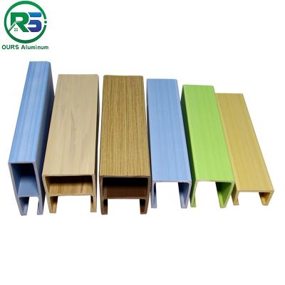 Cina Environmental Friendly Linear Suspended Metal Ceiling 0.9mm White Aluminum Ceiling in vendita