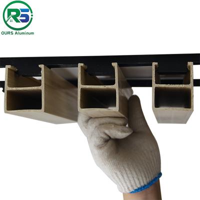 Cina Environmental Friendly Linear Suspended Metal Ceiling 0.9mm White Aluminum Ceiling in vendita