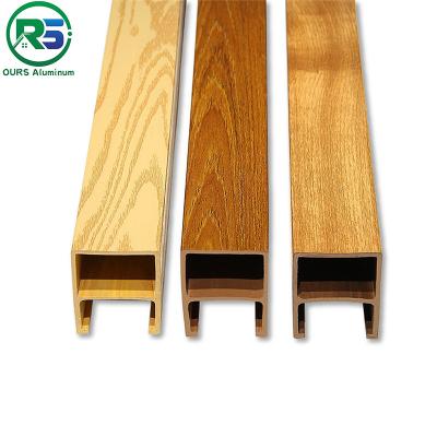 Cina Environmental Friendly Linear Suspended Metal Ceiling 0.9mm White Aluminum Ceiling in vendita