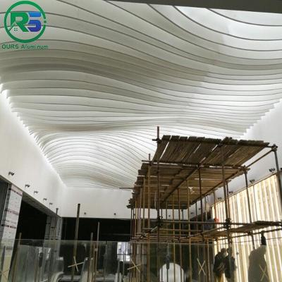 China Milieuvriendelijk lineair metalen plafond met 0,9 mm wit aluminium plafond Te koop
