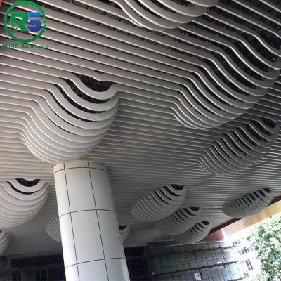 China Milieuvriendelijk lineair metalen plafond met 0,9 mm wit aluminium plafond Te koop
