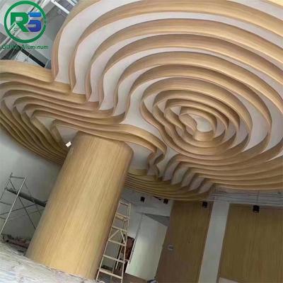 China Milieuvriendelijk lineair metalen plafond met 0,9 mm wit aluminium plafond Te koop