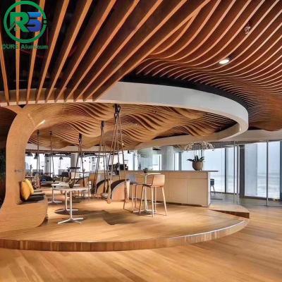 China Milieuvriendelijk lineair metalen plafond met 0,9 mm wit aluminium plafond Te koop
