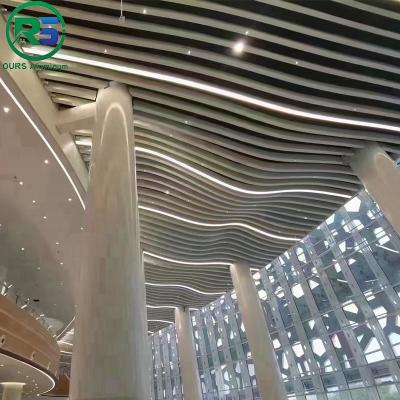 中国 Environmental Friendly Linear Suspended Metal Ceiling 0.9mm White Aluminum Ceiling 販売のため