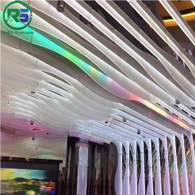 中国 Environmental Friendly Linear Suspended Metal Ceiling 0.9mm White Aluminum Ceiling 販売のため