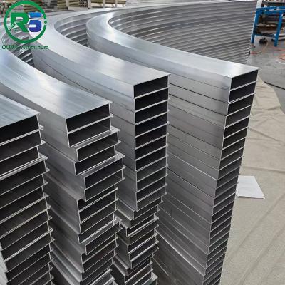 中国 Environmental Friendly Linear Suspended Metal Ceiling 0.9mm White Aluminum Ceiling 販売のため