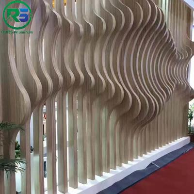 China Environmental Friendly Linear Suspended Metal Ceiling 0.9mm White Aluminum Ceiling Te koop