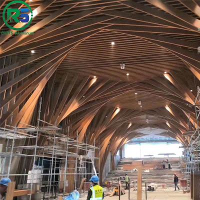 China Environmental Friendly Linear Suspended Metal Ceiling 0.9mm White Aluminum Ceiling Te koop