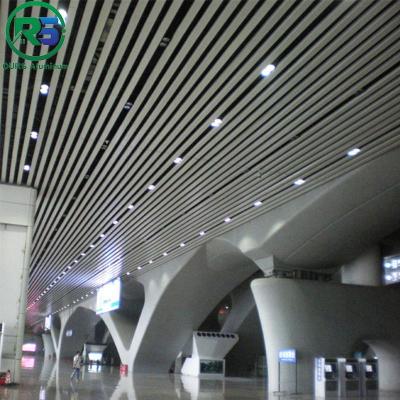 Cina soffitto in metallo sospeso lineare di 0,9 mm soffitto in alluminio bianco in vendita