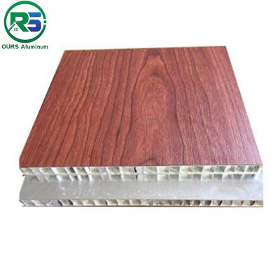 Cina 10 mm pannello di alumini di nido di miele di legno grano di riempimento acustico pannello di legno 4x8 in vendita