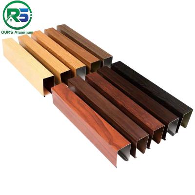 中国 Environmental Friendly Linear Suspended Metal Ceiling 0.8mm White Aluminum Ceiling 販売のため