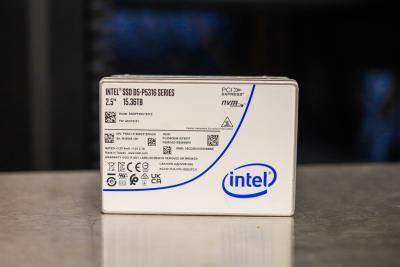 Cina The next generation of large and affordable  Intel SSD D5-P5316  15.36TB U.2  2.5″ 15mm in vendita