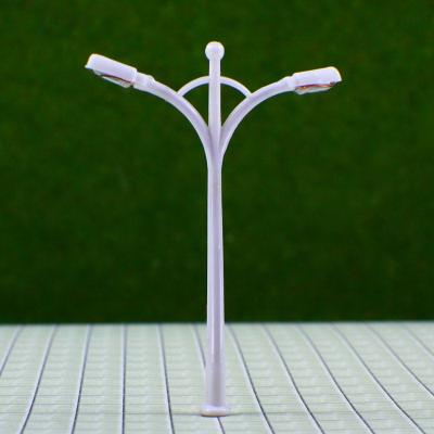Cina Post Street due teste in plastica modello Lampada 6V personalizzato per Railroad layout 6,5 cm in vendita