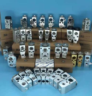 Cina Condensatore a corrente alternata in automobile Per BMW I8 X3 F20/F21/F25 640*349*16mm 64506804722 64509288940 64509335362 in vendita