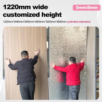 Cina Pannello a ondulazione d'acqua in vendita 1220*2440*5/8mm Retardante la fiamma Bambù Legno di carbone Eco-friendly PET 3D Pannelli a parete interni di rivestimento di legno a ondulazione d'acqua per TV in vendita