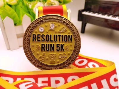 Cina Spessore in lega di zinco delle medaglie 2.5mm del premio 5k con il nastro variopinto in vendita