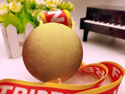 Cina Spessore in lega di zinco delle medaglie 2.5mm del premio 5k con il nastro variopinto in vendita