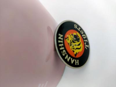 Cina Il ODM in lega di zinco del materiale di Hanshin Tiger Anime Pins For Hats ha sostenuto in vendita