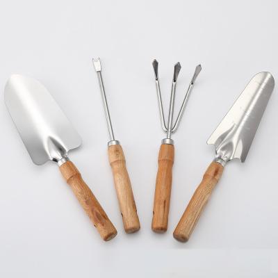 Cina 4 pezzi di acciaio inossidabile kit di attrezzi da giardino a mano con manico di legno in vendita