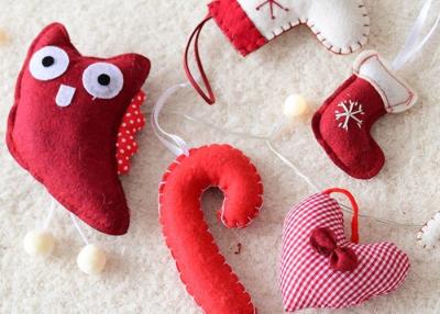 Cina Natale che appende i mestieri della decorazione facendo uso del materiale rispettoso dell'ambiente molle del feltro in vendita