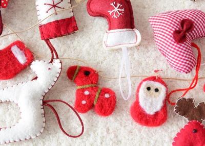 Cina Natale che appende i mestieri della decorazione facendo uso del materiale rispettoso dell'ambiente molle del feltro in vendita