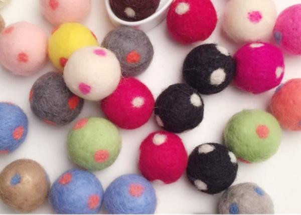 Quality Handmade Circle Dot Pattern Felt Ball Crafts 2CM Diameter EN71 Standard for sale