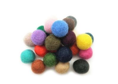 China 100% Pure Wool Felt Fabric Crafts 2cm Ball Custom Logo For DIY Projects for sale