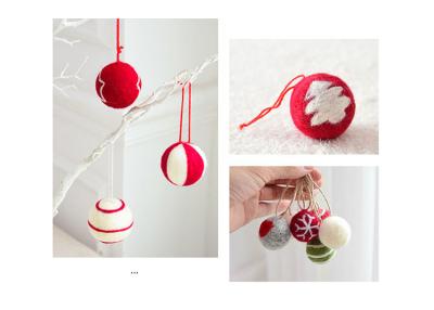 中国 EN79 3cmのウールは刺繍された雪片が付いている球を感じた 販売のため