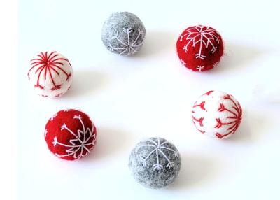 中国 EN79 3cmのウールは刺繍された雪片が付いている球を感じた 販売のため